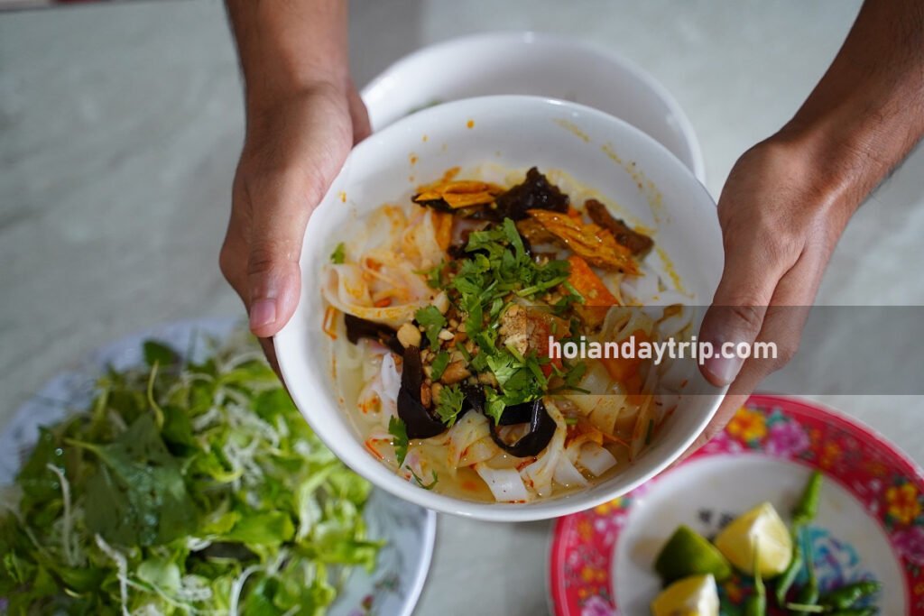 Mi Quang Noodles & Best Places to Eat in Da Nang Hoi An